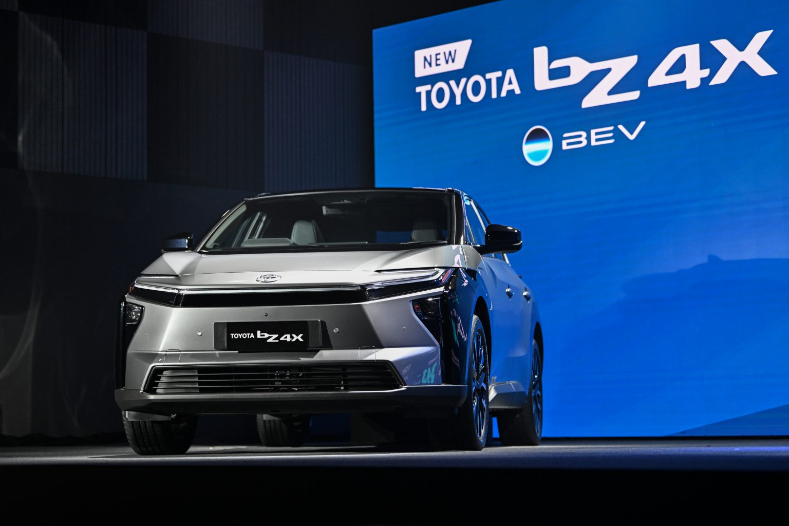 โตโยต้า เผยโฉม NEW YARIS ATIV HEV พร้อมเปิดรับจองสิทธิ์ BEV รุ่น NEW bZ4X ในประเทศไทย