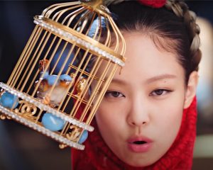 ‘Waving the Coco’ รวมไอเท็มสุดปังของเจนนี่ จาก Chanel ใน MV ‘Pink Venom’