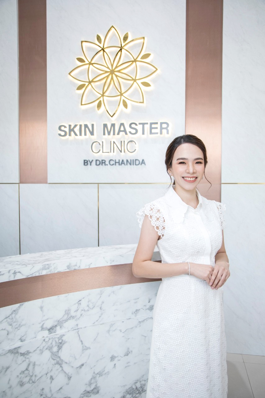 เจาะโปรไฟล์ ‘พญ.ชนิดา อึ้งอักษรไพโรจน์’ ผู้ปลุกปั้น Skin Master Clinic ตัวจริงเรื่องผิวสวย