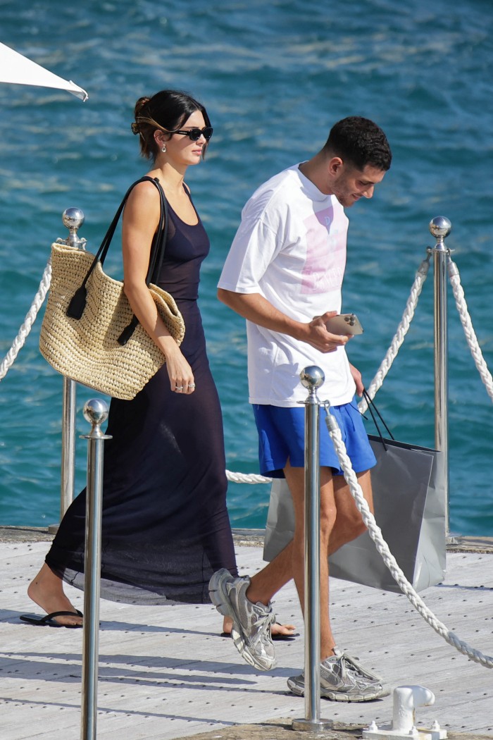 Summer Vibes ไปกับ 'Acro Basket' กระเป๋าถักราฟเฟียของ เคนดัล เจนเนอร์