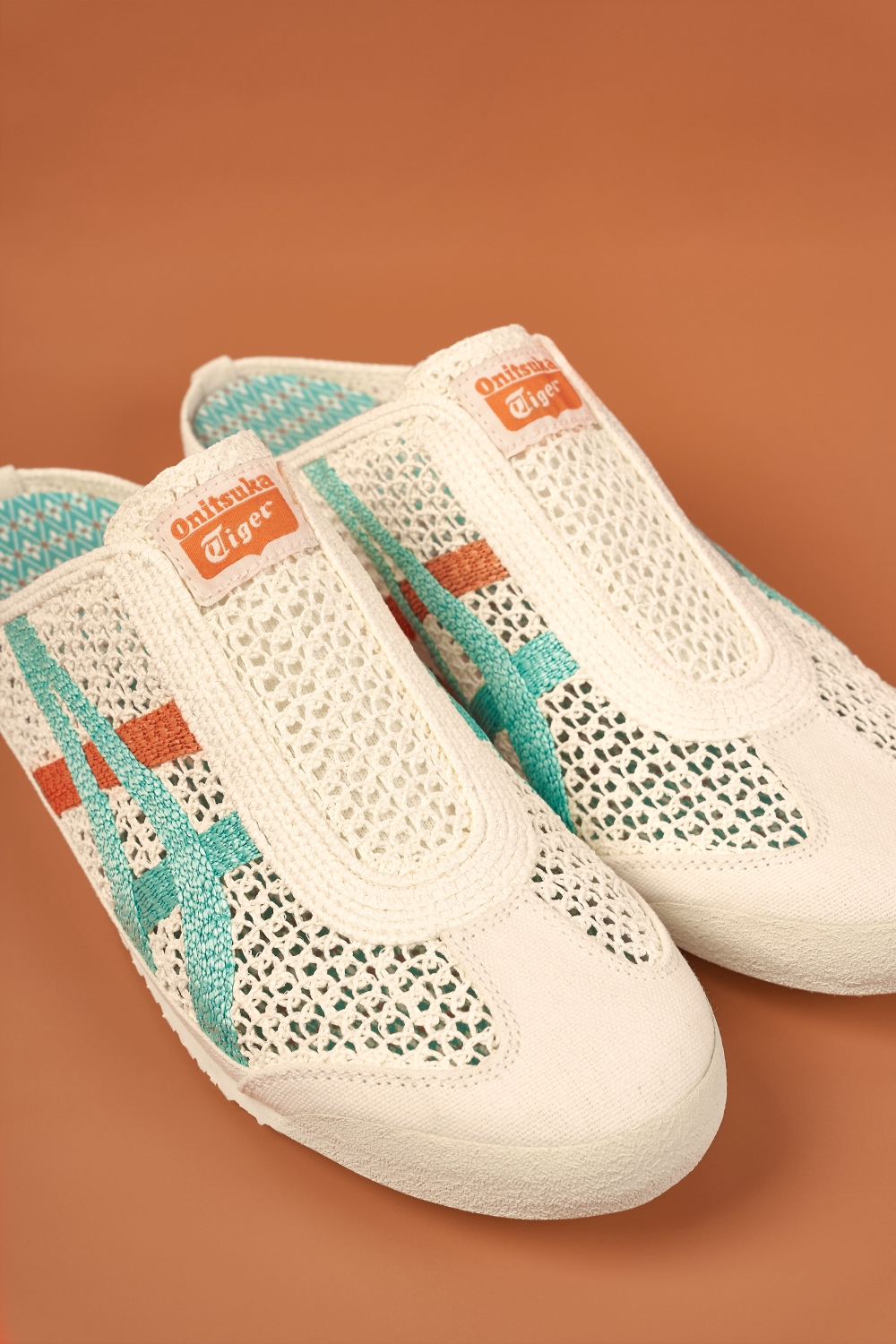 ซูมอิน Onitsuka Tiger "MEXICO 66™ SABOT แรงบันดาลใจจาก ลวดลายผ้าทอไทย