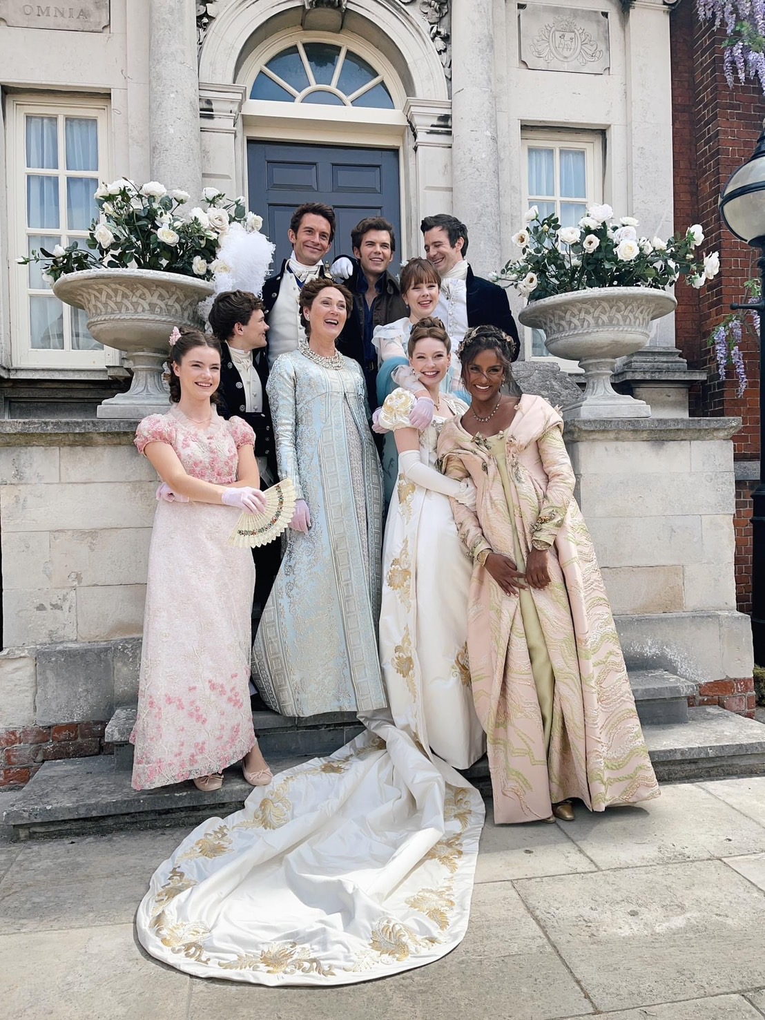 'คลาสสิก & โรแมนติก' 2 คำนิยามแฟชั่นยุครีเจนซี่ ในซีรีส์ Bridgerton