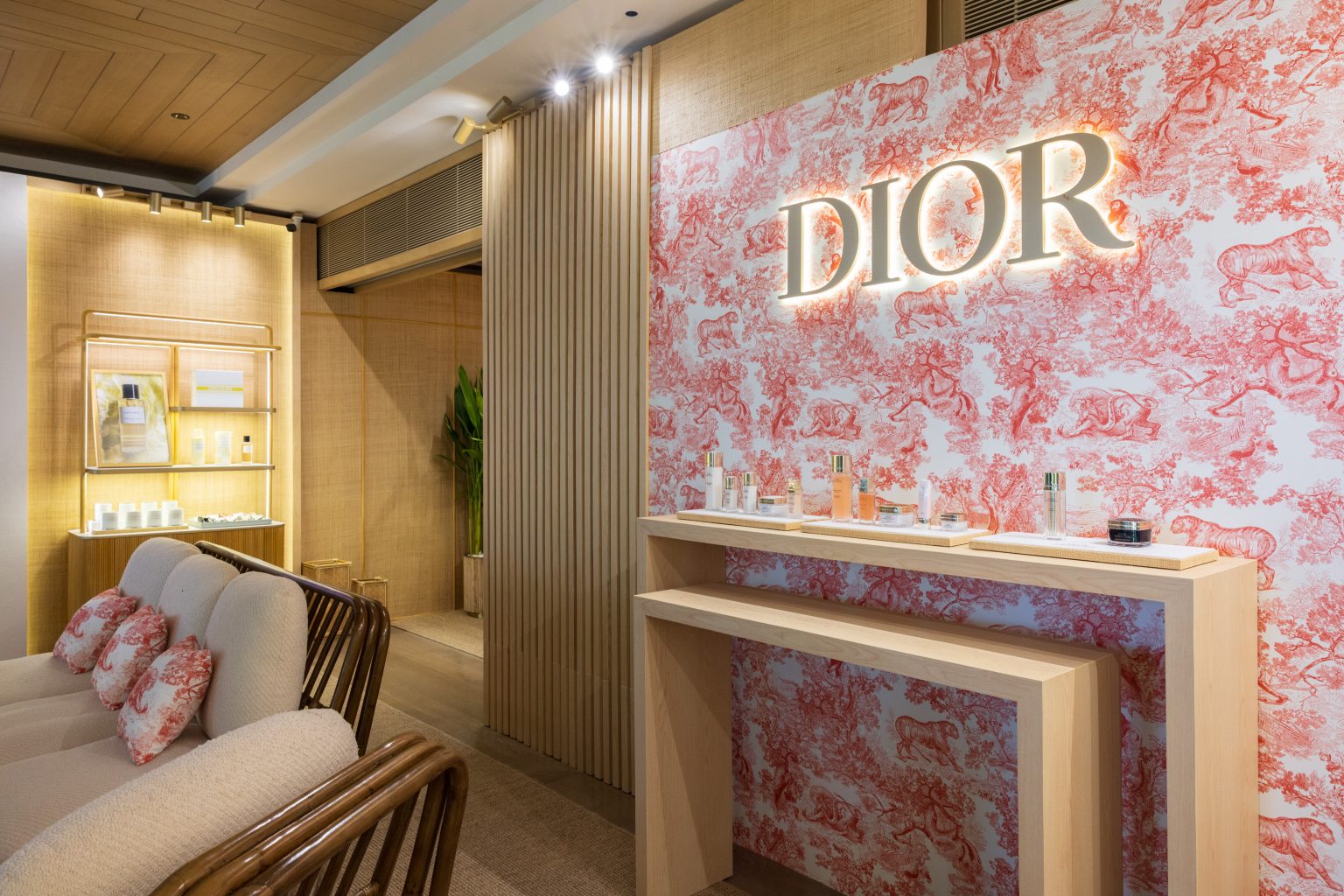 เหล่าคนดังชวนสัมผัส น้ำหอมคอลฯ พิเศษ La Collection Privée Christian ...