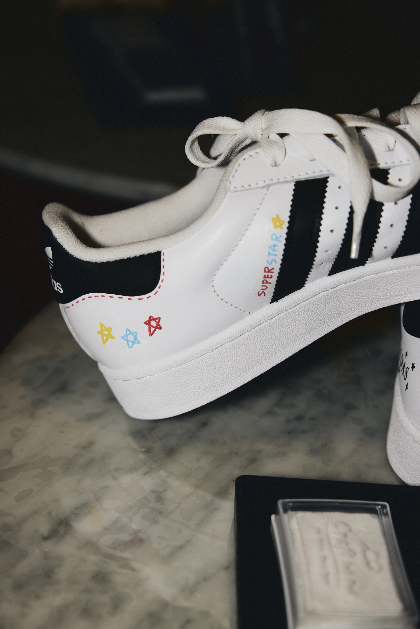 ปลุกตำนานสตรีทแฟชั่น! Adidas เฉลิมฉลองรองเท้ารุ่น Superstar II ไอคอน ...