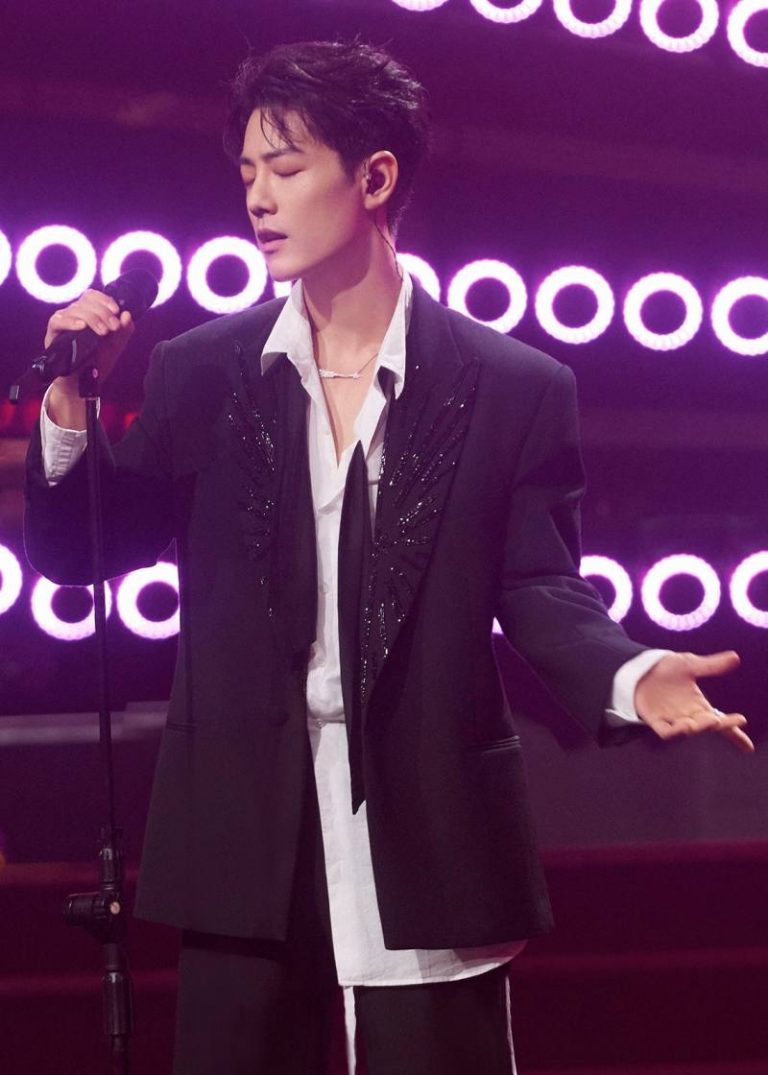 เซียวจ้าน เปล่งประกายในเครื่องประดับ Boucheron ที่งาน Greater Bay Area Film Concert 2025